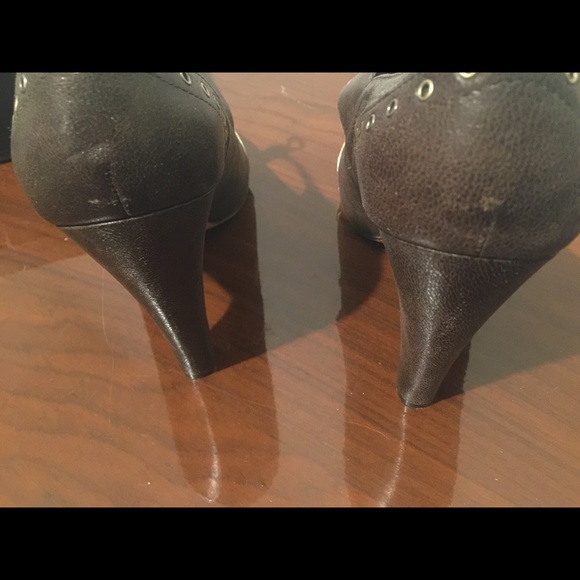 Saks Fifth Avenue | Shoes | Saks Fifth Ave Sftrisha Chocgold Womens Pump 95 | Poshmark